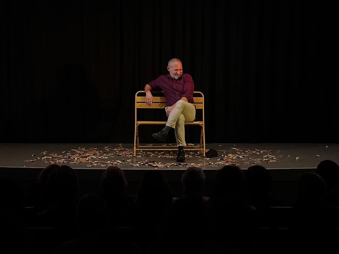 Ríes bajo la lluvia – Carlos Be